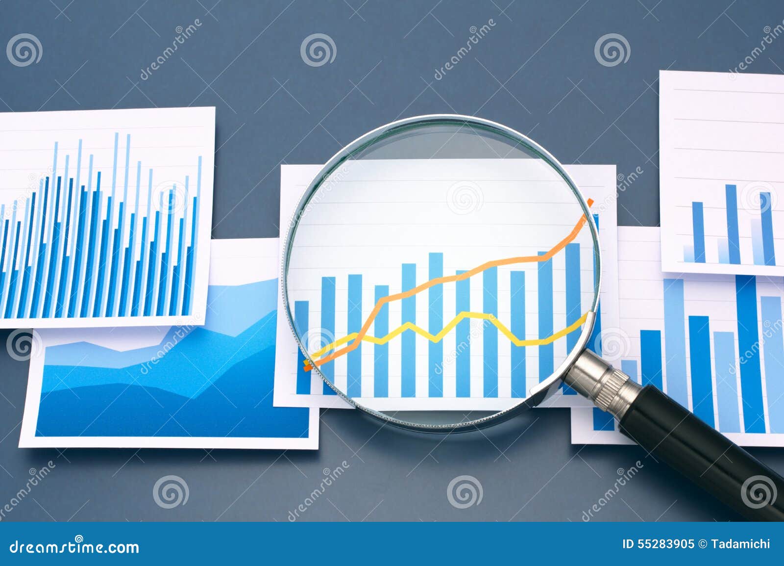 Het Analyseren Van Gegevens Met Vergrootglas Stock Afbeelding - Image ...
