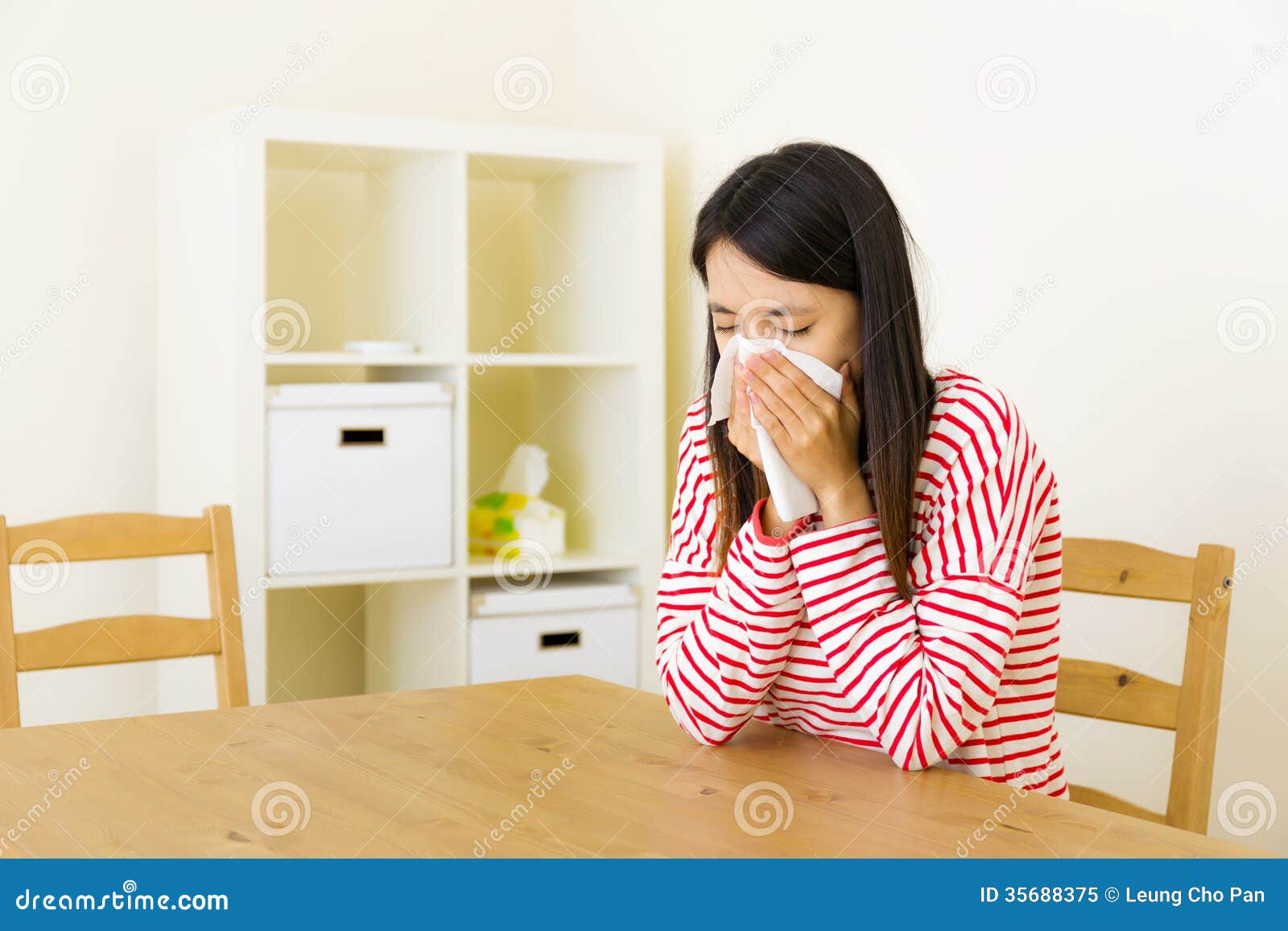 Het Aziatische Vrouw Niezen Stock Afbeelding - Image of neus, menselijk ...