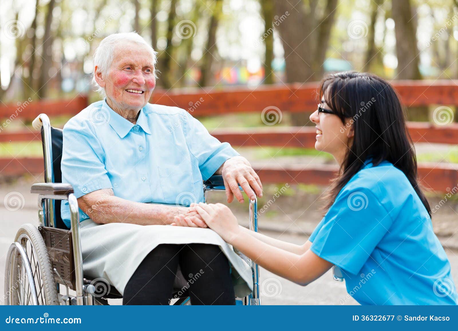 Het Babbelen Met Bejaarde Dame Stock Afbeelding - Image of ziekte ...