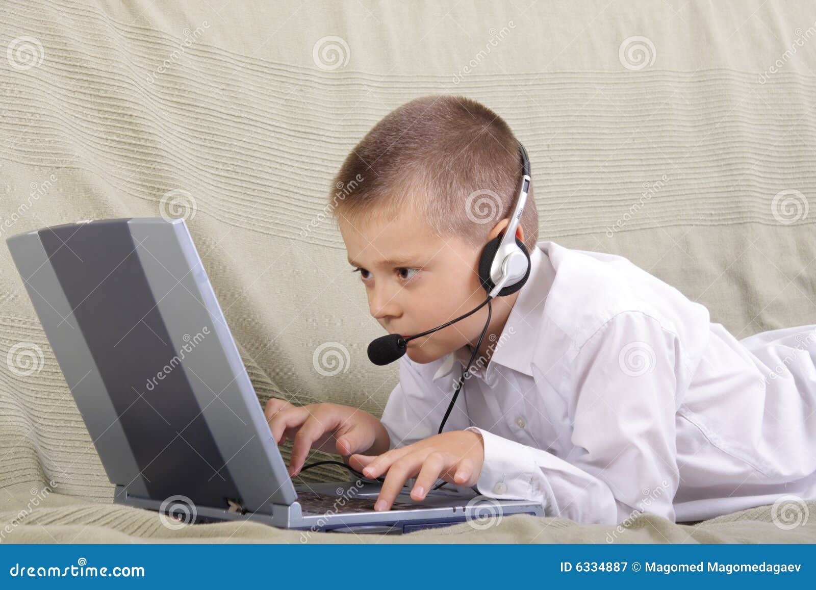 Het babbelen via computer stock afbeelding. Image of laptop - 6334887