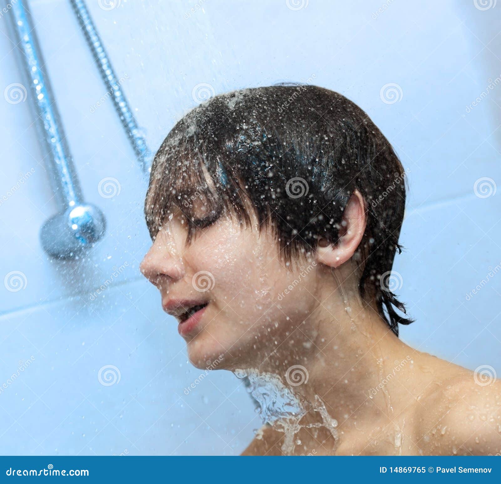 Het Baden Van De Jongen Onder Een Douche Stock Afbeelding Image Of