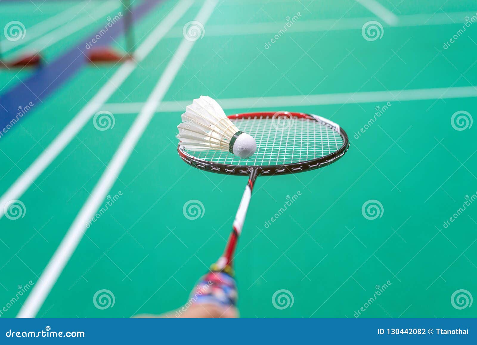 Het Badmintonshuttle Van De Handholding Met Racket Op Hof Stock Foto ...