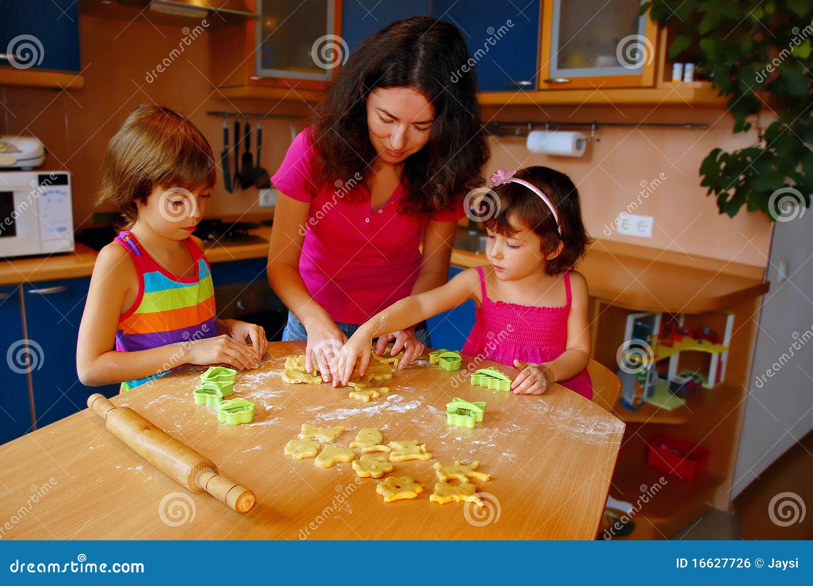 Het baksel van de familie stock foto. Image of kinderjaren - 16627726