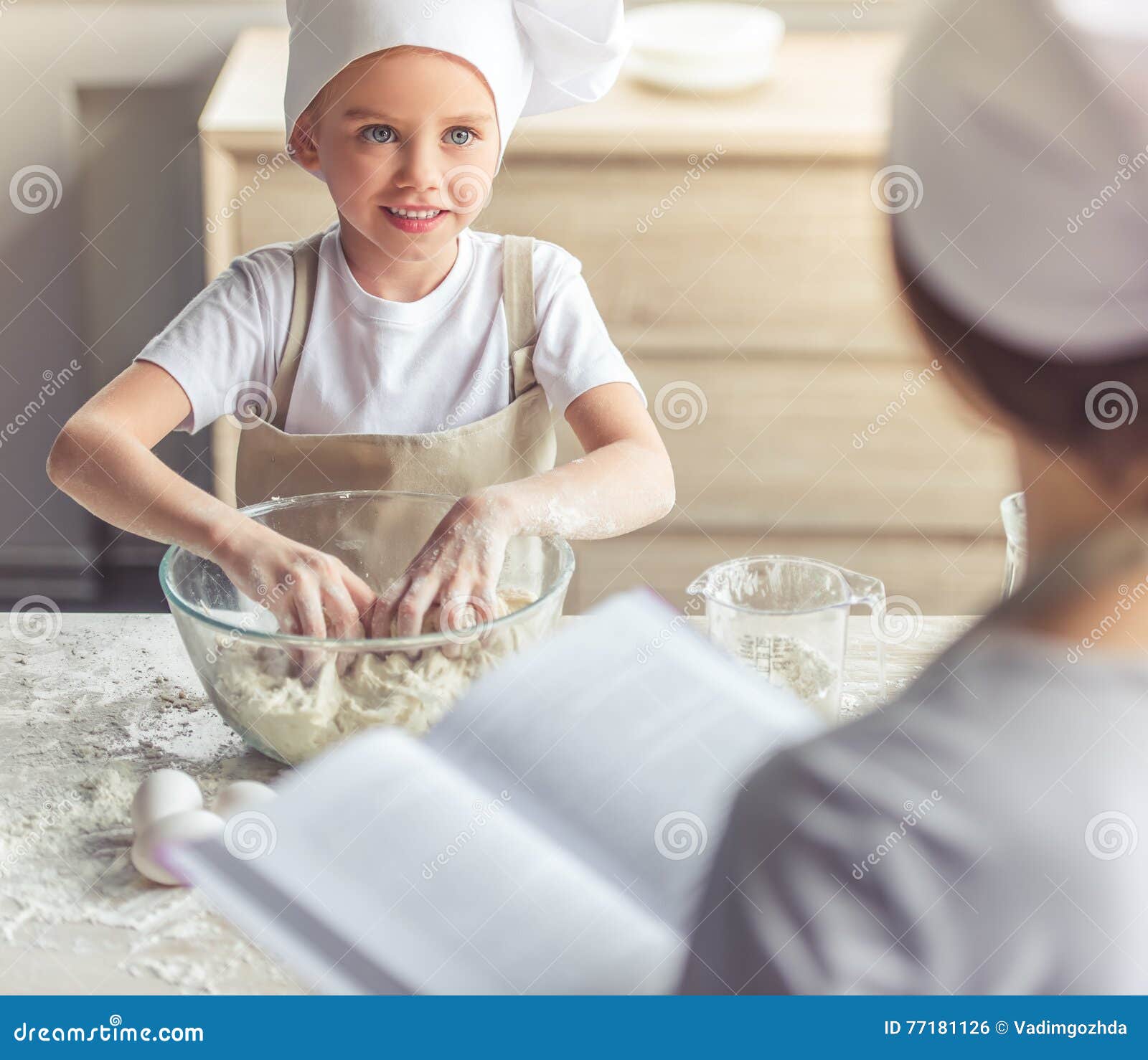 Het Baksel Van De Moeder En Van De Dochter Stock Foto - Image of ...