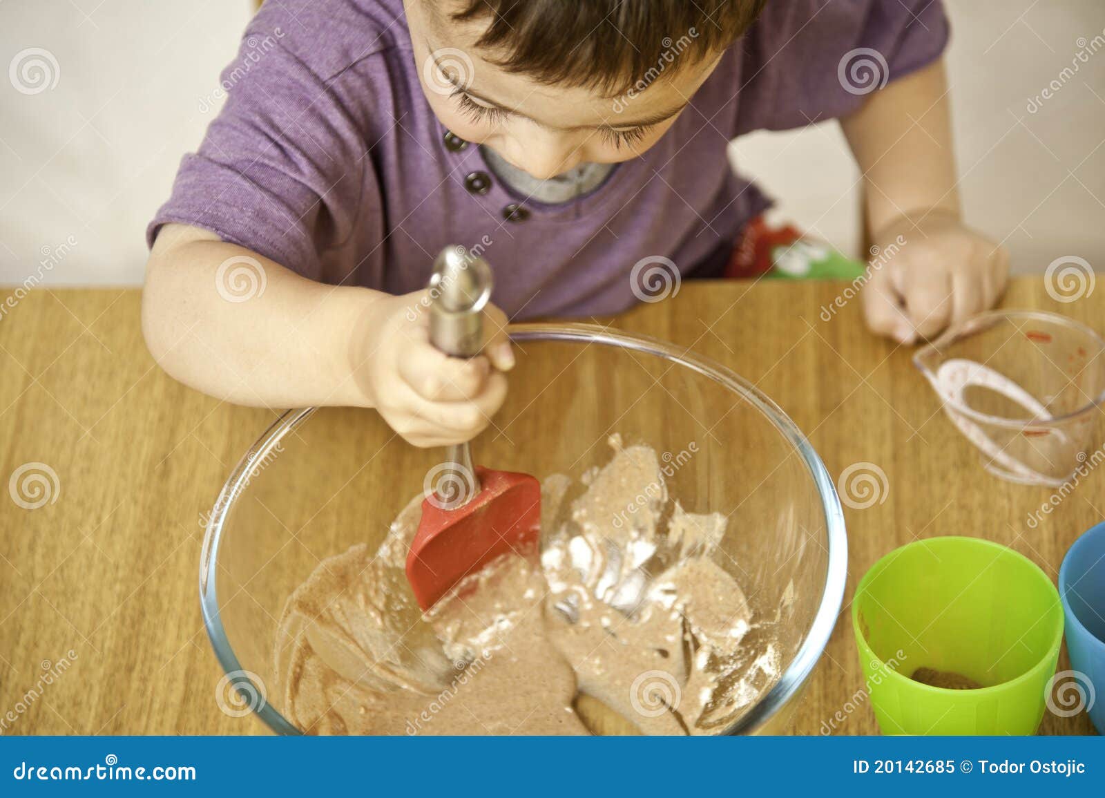 Het baksel van de peuter stock afbeelding. Image of mengen - 20142685