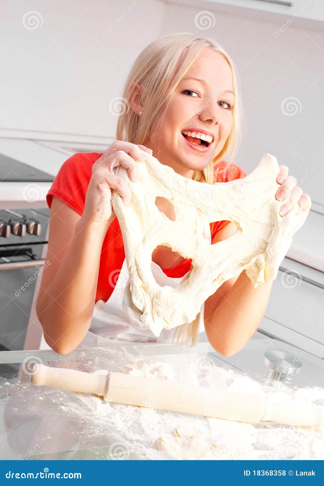 Het baksel van de vrouw stock foto. Image of bakker, keuken - 18368358