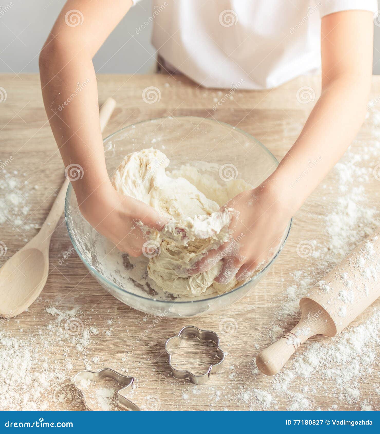 Het baksel van het meisje stock afbeelding. Image of pret - 77180827