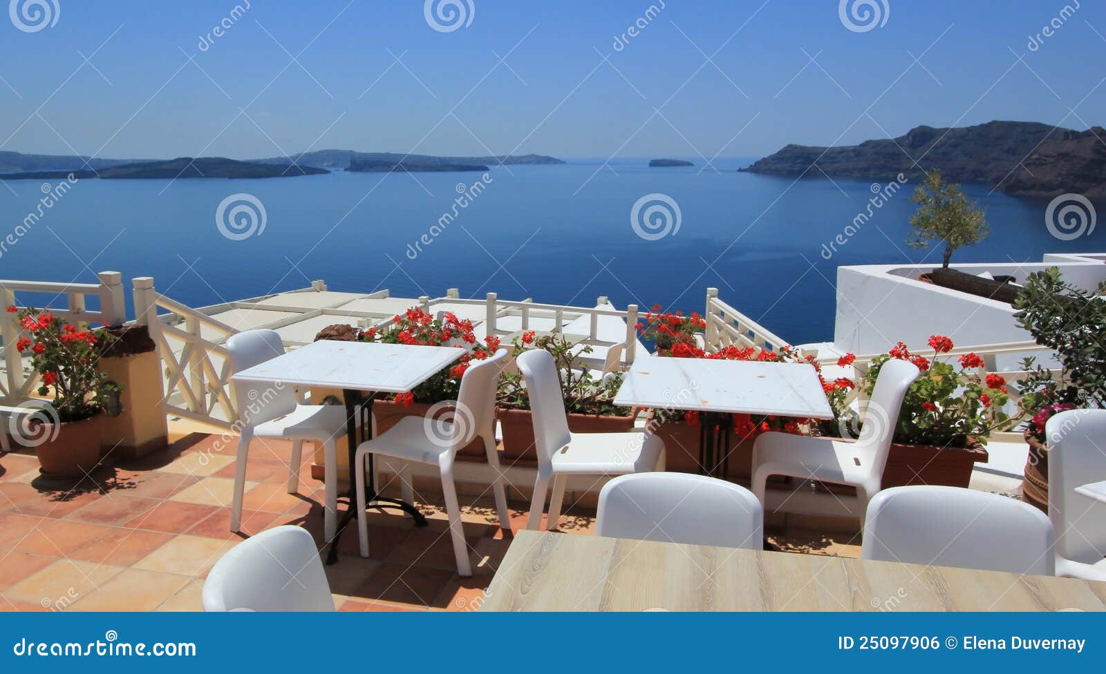 Het Balkon Van Het Restaurant, Santorini, Griekenland Stock Foto ...
