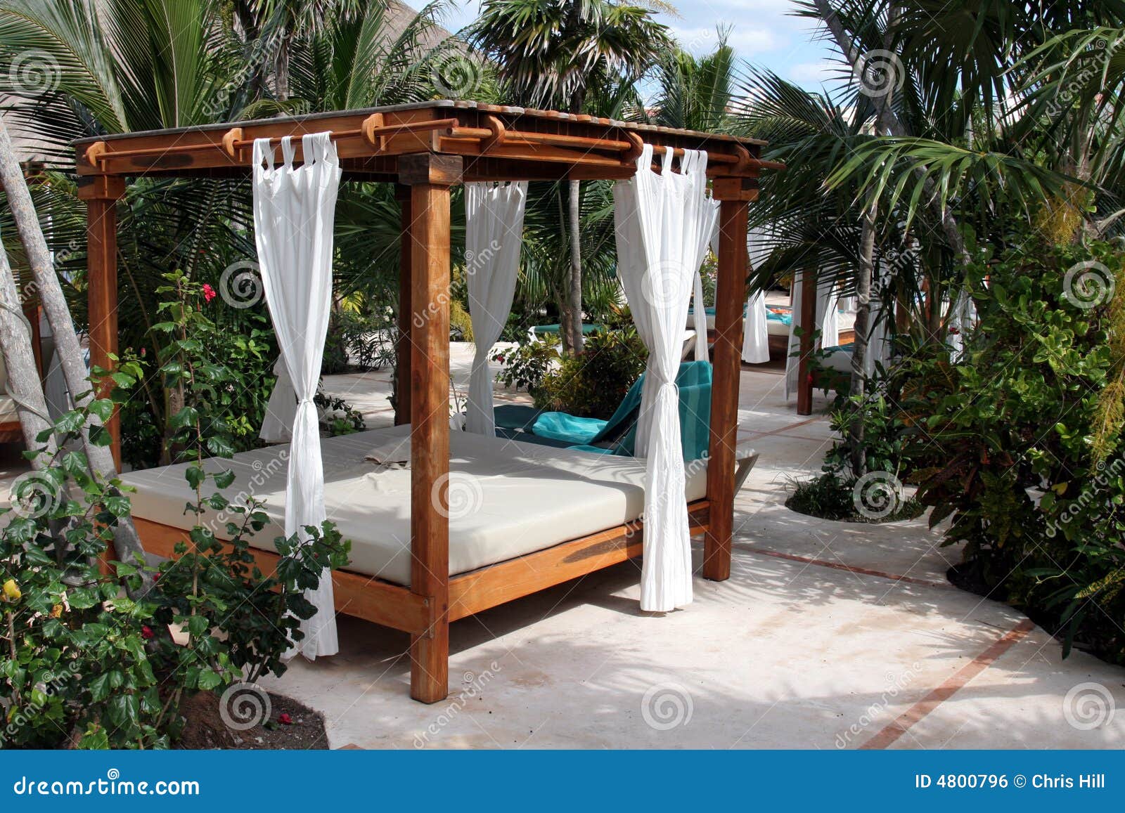 Het Bed Van Het Strand Van Poolside Stock Foto - Image of matras, vlek ...
