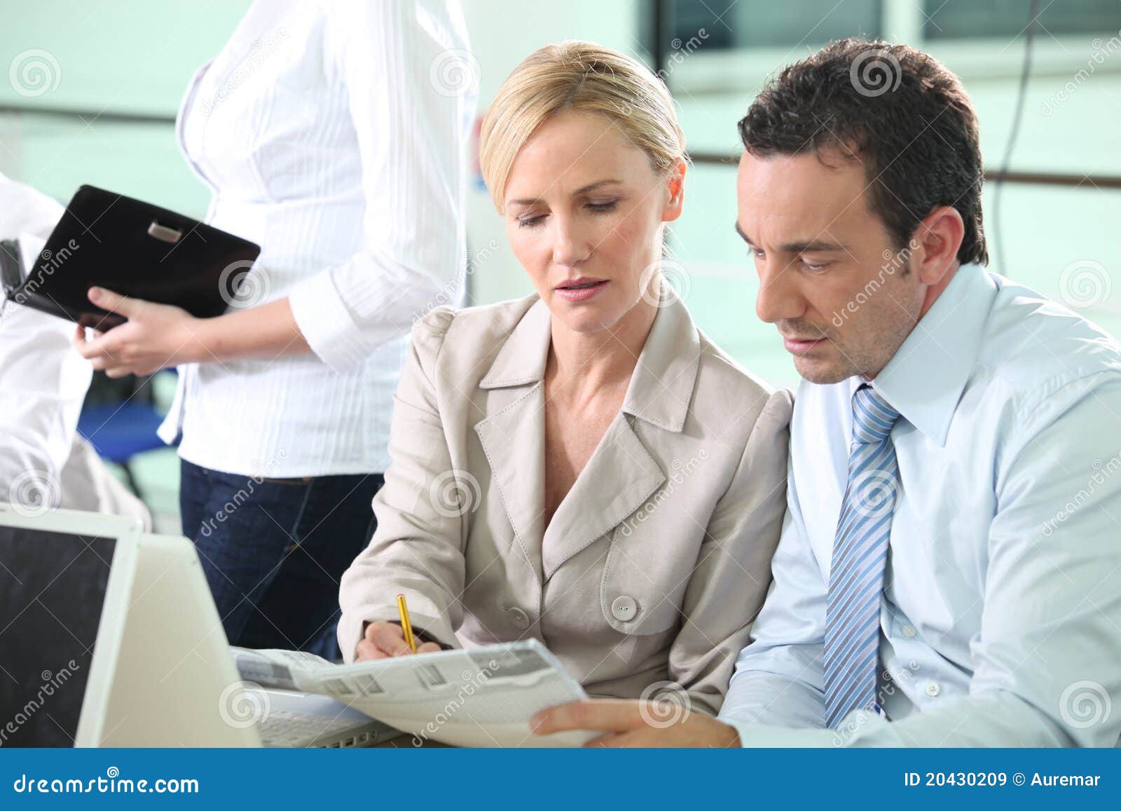 Het Bedrijfs Collega's Op Elkaar Inwerken Stock Afbeelding - Image of ...