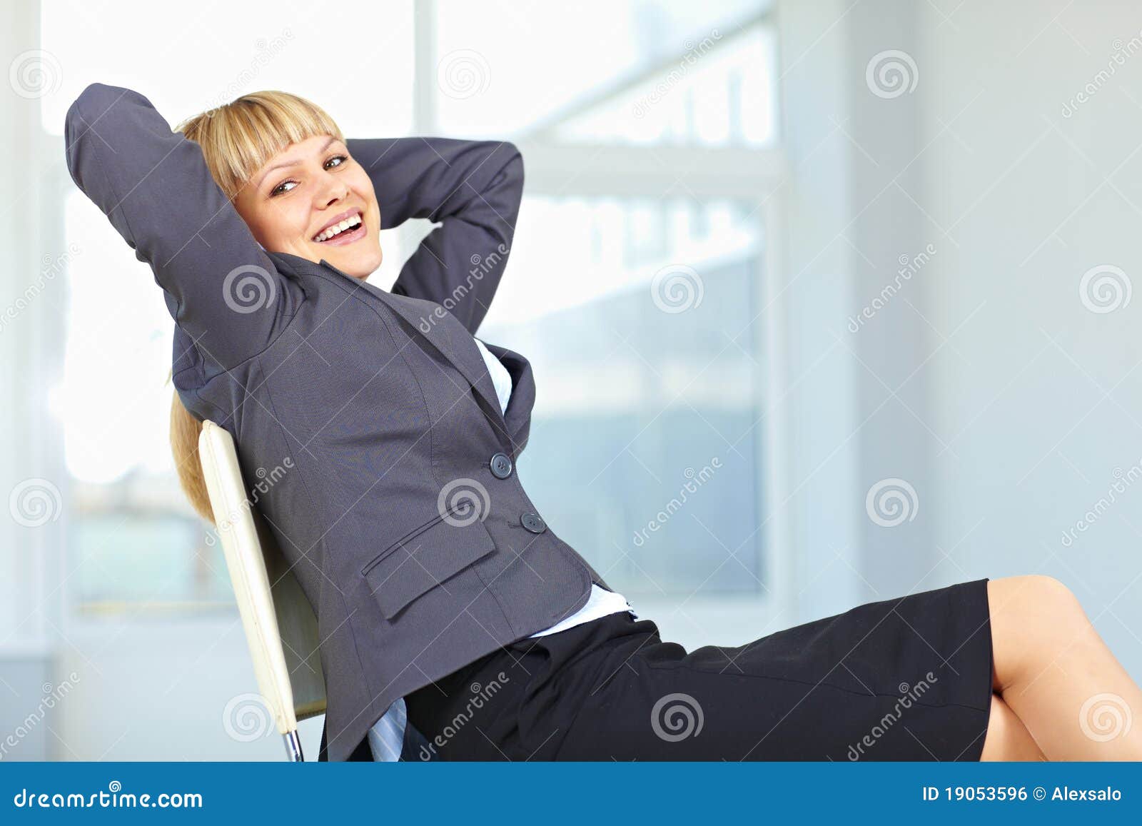 Het Bedrijfs Vrouw Ontspannen Op Stoel Stock Foto - Image of dame, zakenvrouw: 19053596
