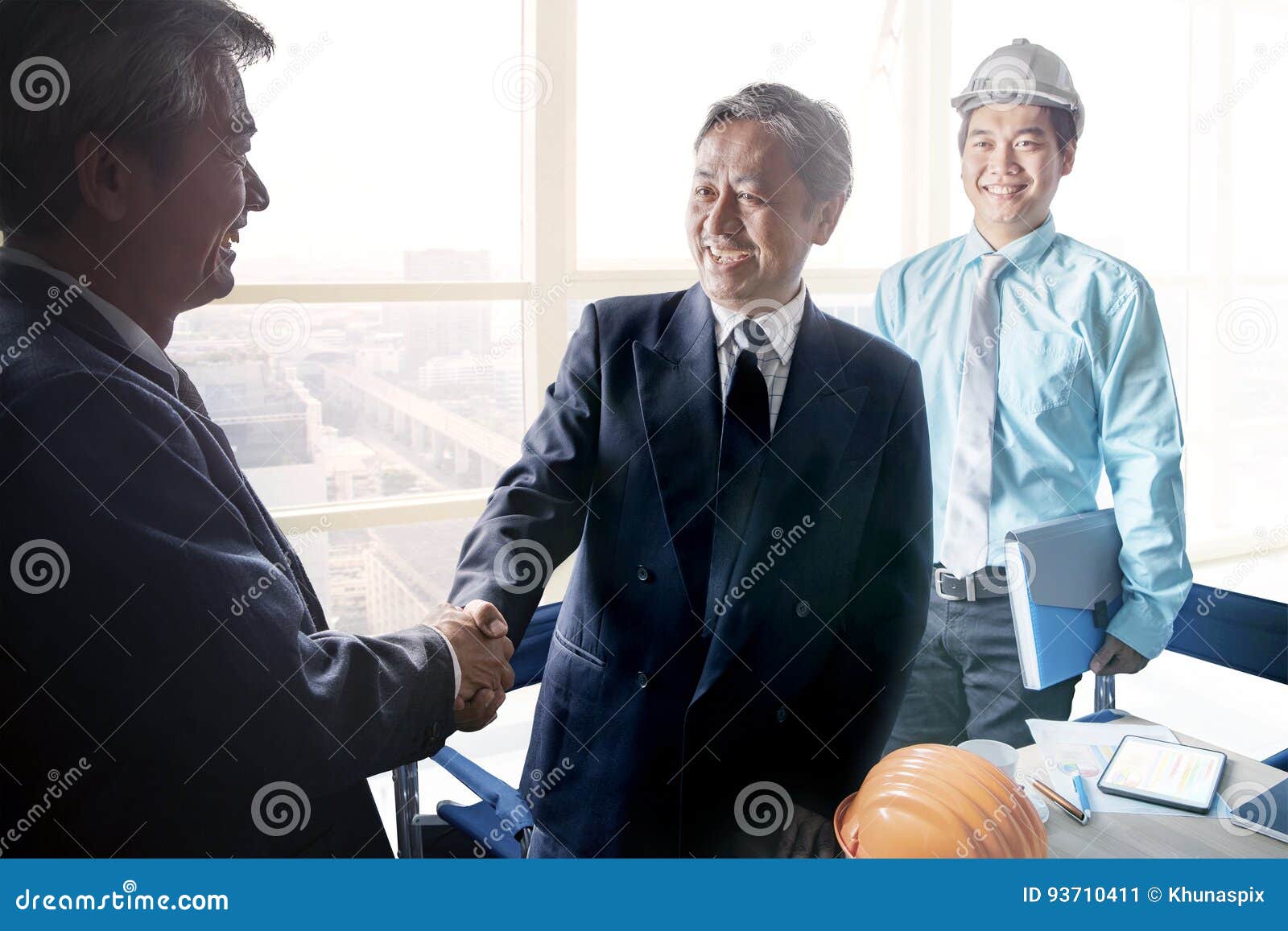 Het Bedrijfsmens Schudden Hand Na Het Succesvolle Plan Van De ...