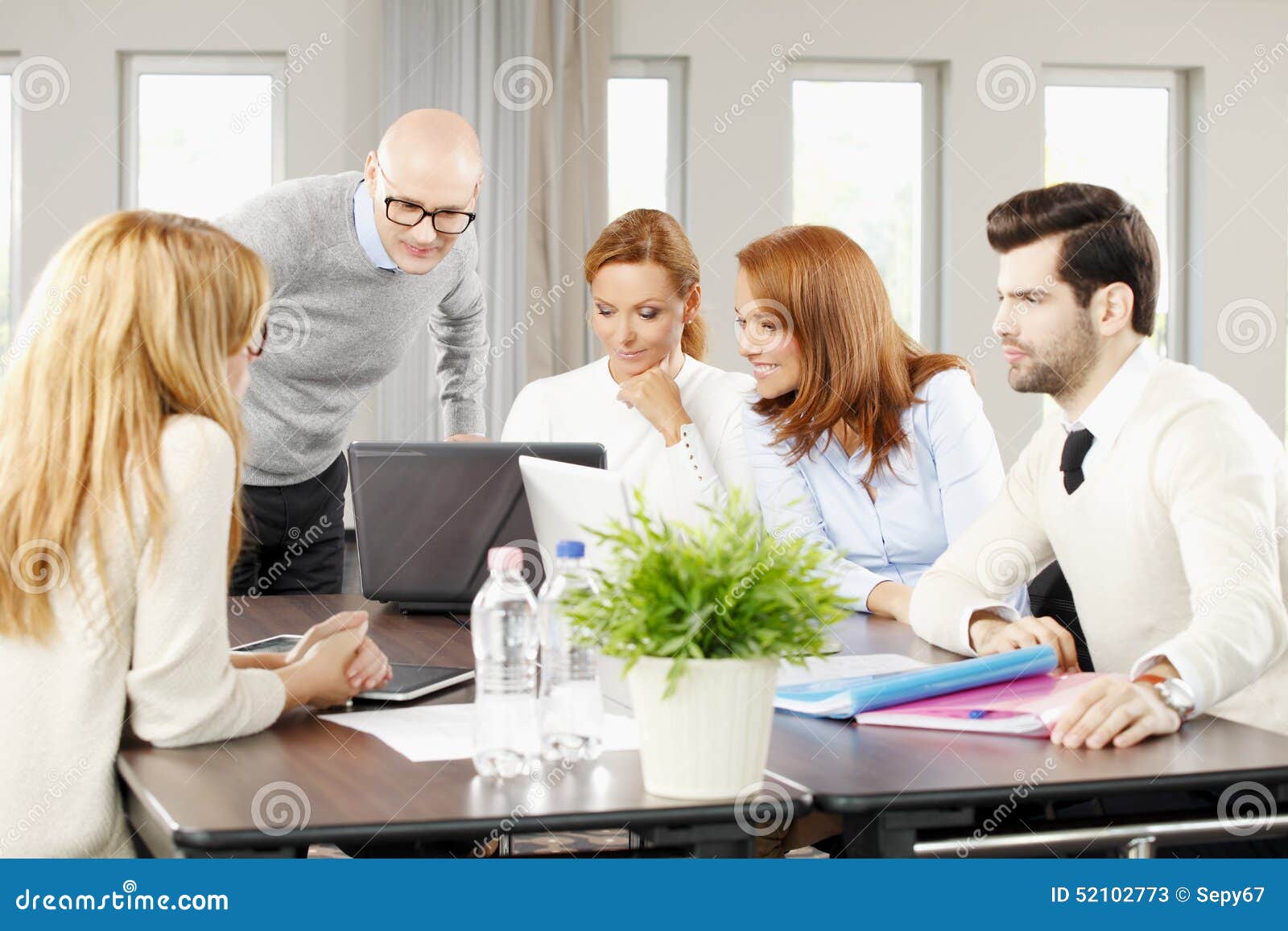 Het Bedrijfsmensen Raadplegen Stock Afbeelding - Image of laptop ...