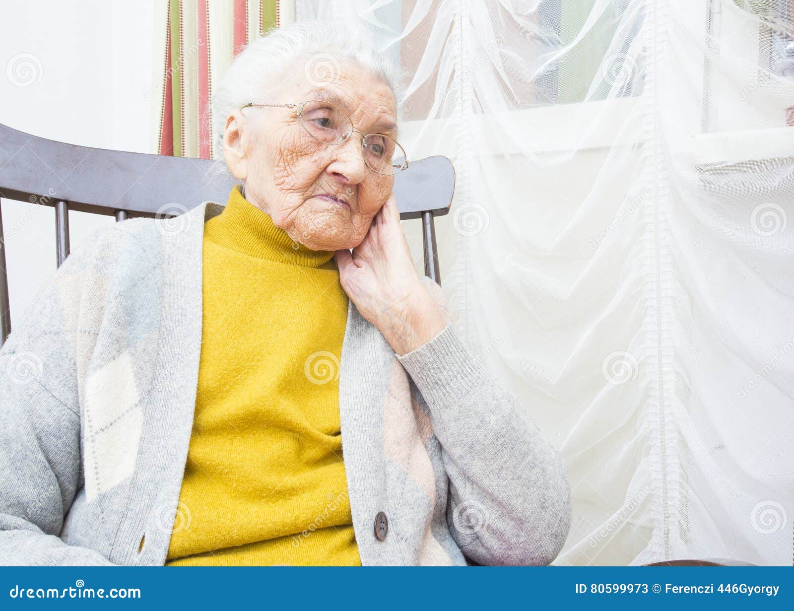 Het Bejaarde Dame Overwegen Stock Afbeelding - Image of ouder ...