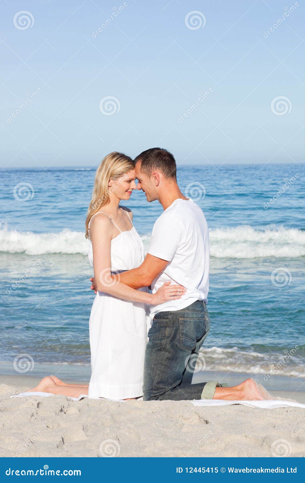 Het Bekoorde Paar Kussen Bij De Kustlijn Stock Afbeelding - Image of ...