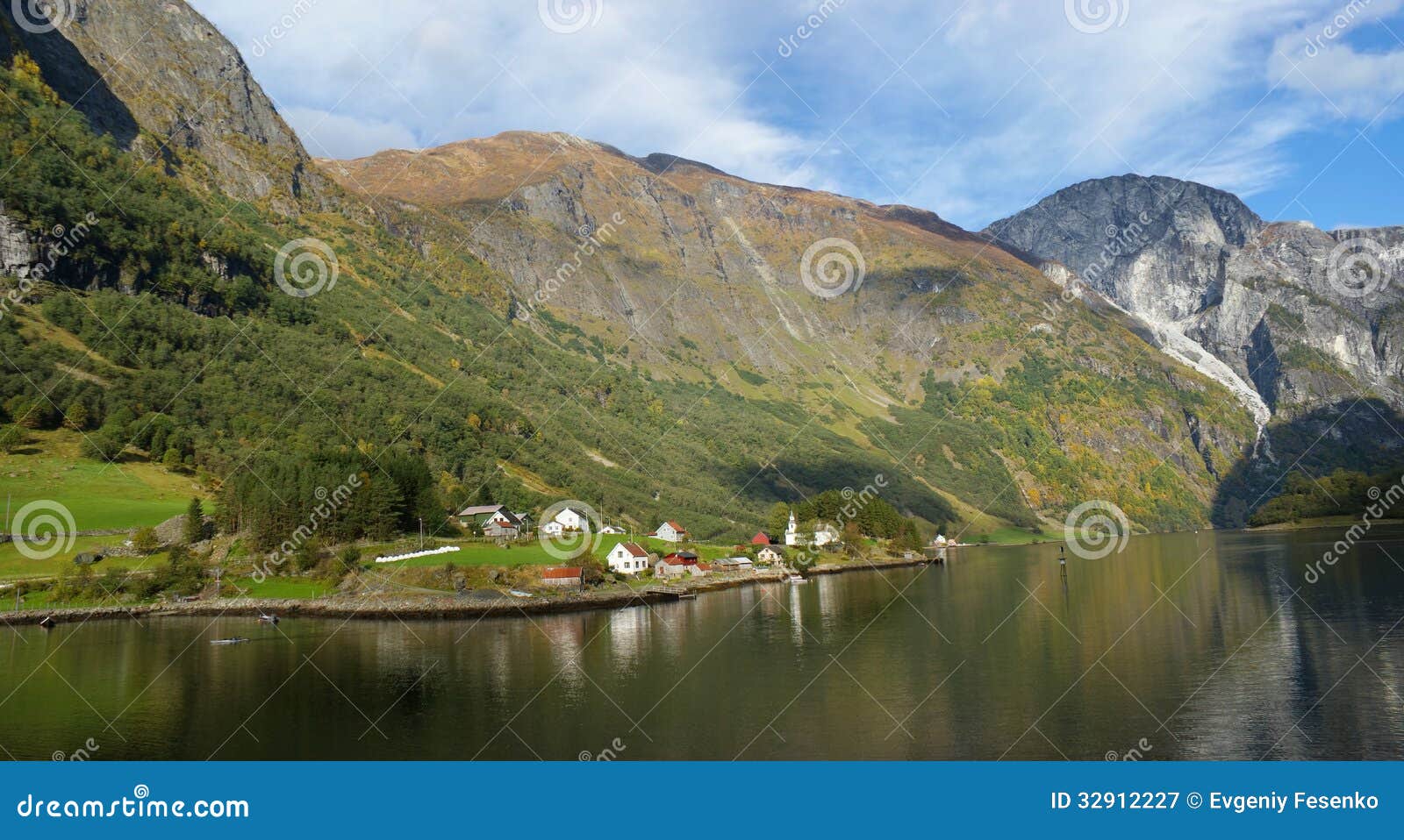 Het bergdorp stock afbeelding. Image of noorwegen, kust - 32912227