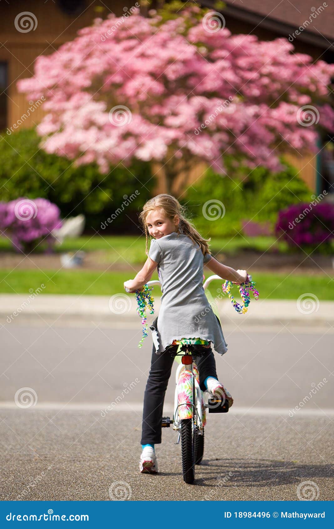 Het Berijdende Kind Van De Fiets Stock Foto - Image of uitziend, meisje ...