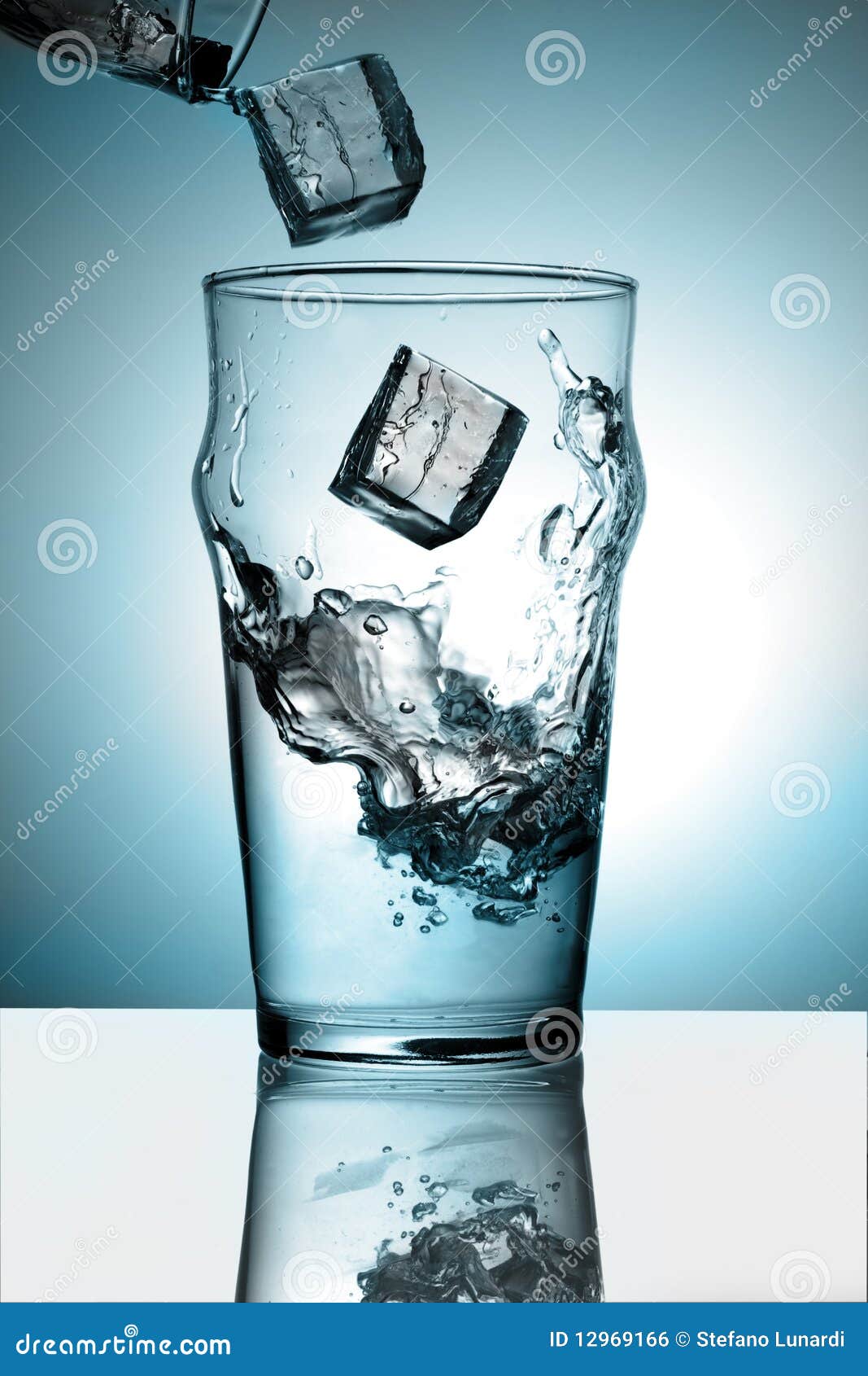 Het Bespatten Van Het Ijs in Een Glas Water Stock Foto - Image of ...