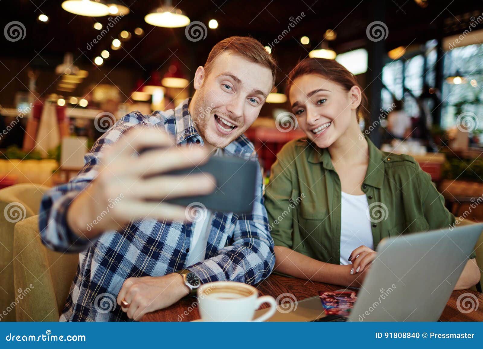 Het Besteden Avond Met Beste Vriend Stock Foto - Image of paar ...