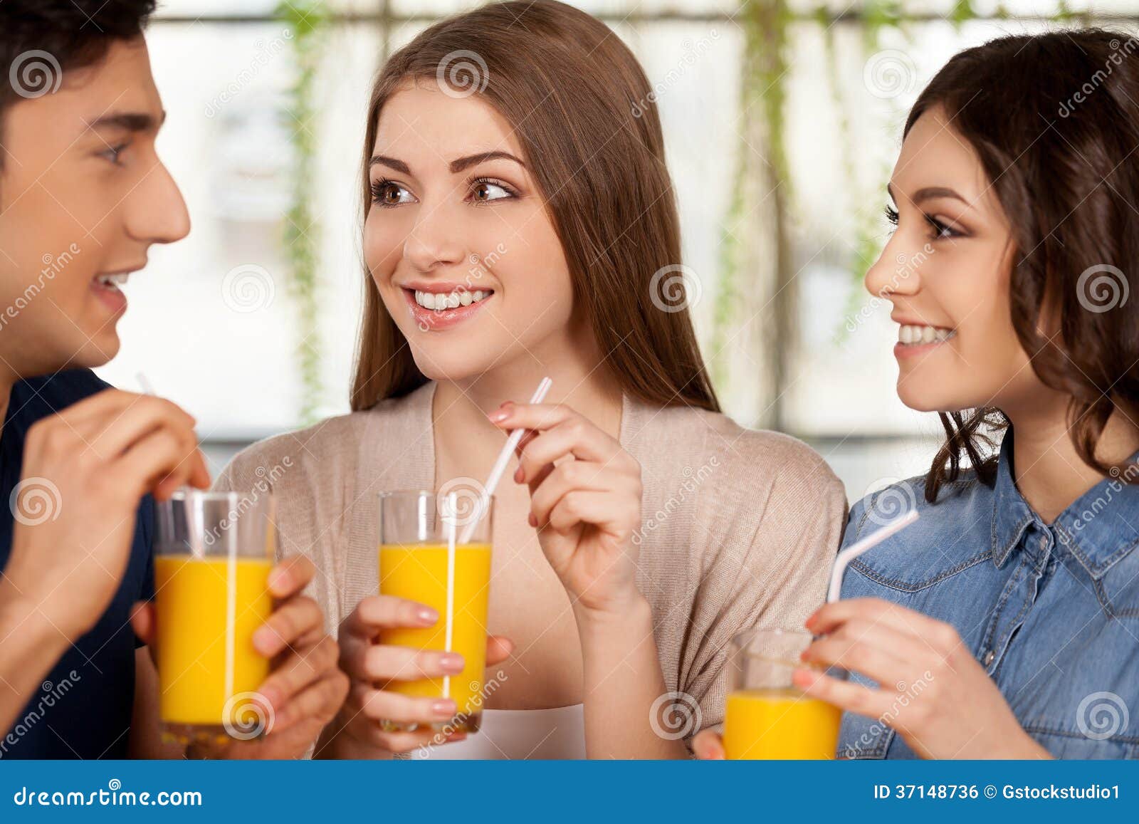 Het Besteden Vrije Tijd Met Vrienden. Stock Foto - Image of uiting ...