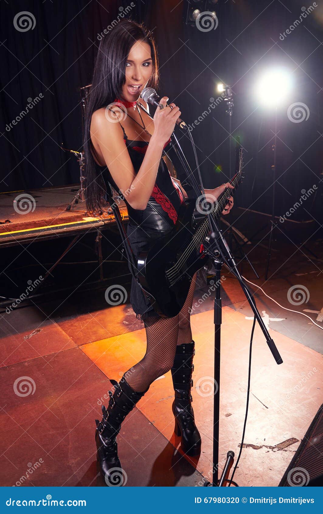 Het Betoverende Meisje Zingen Op Het Stadium Stock Foto - Image of luid ...