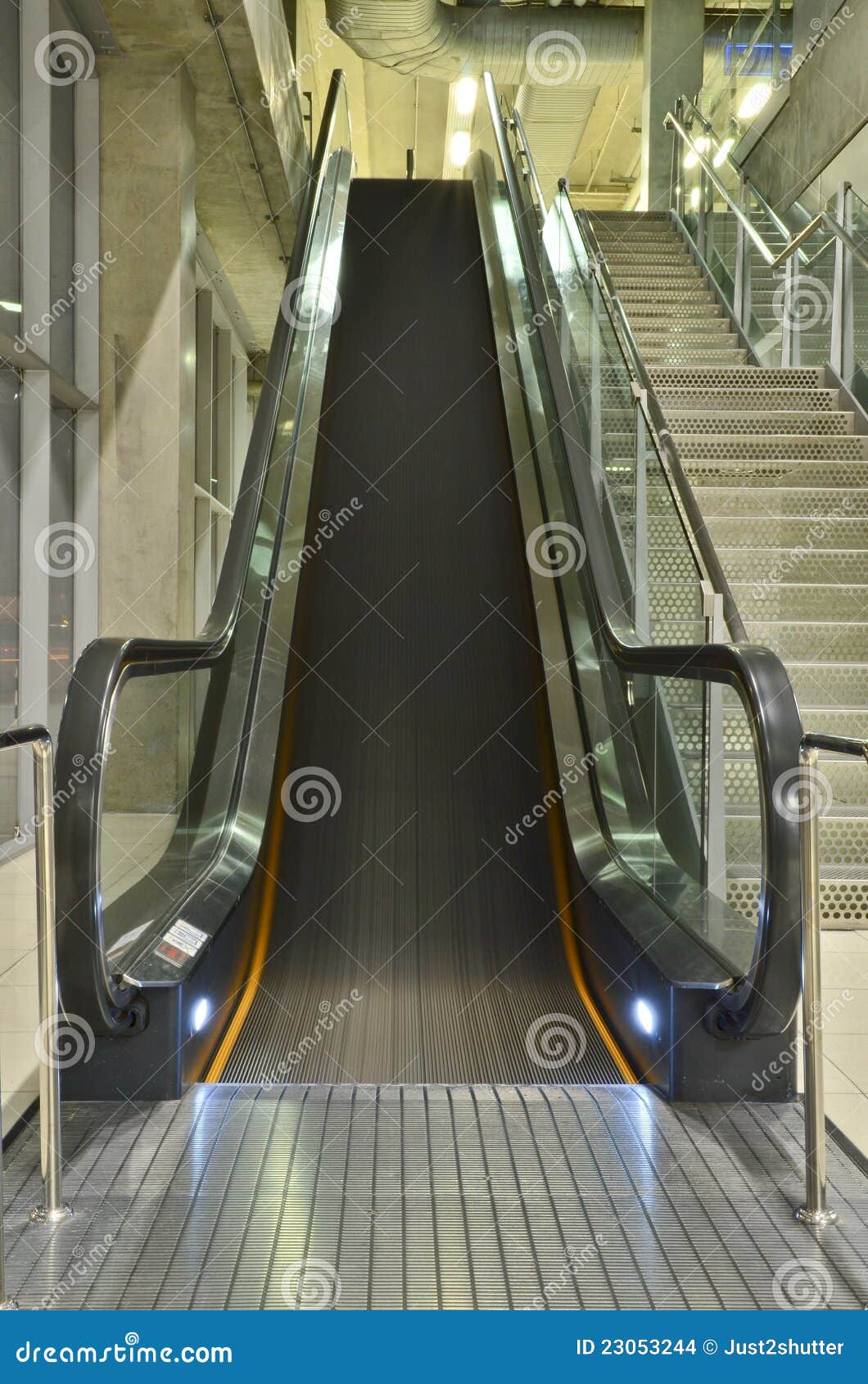 Het Bewegen Zich Van De Roltrap Stock Foto - Image of motie, roltrap ...