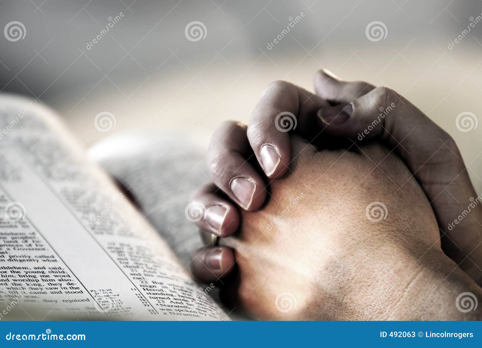 Het Bidden De Bijbel Van Handen Stock Afbeelding - Image of handen ...