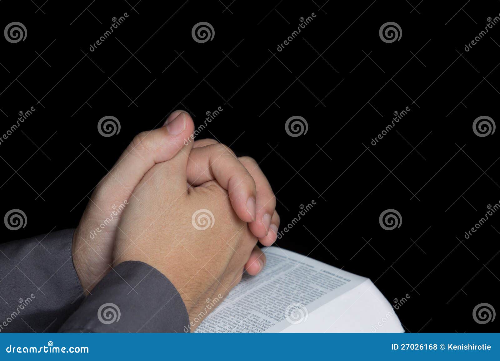 Het Bidden Hand Met Heilige Bijbel Stock Foto - Image of heilig, kerk ...