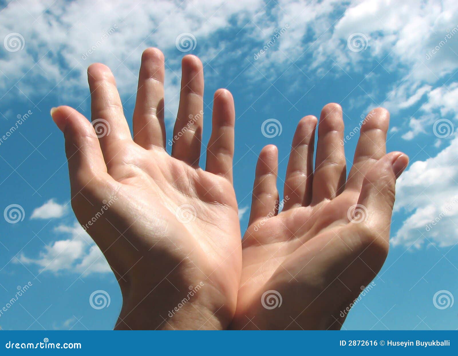 Het Bidden Handen Door De Hemel Stock Foto - Image of overweging ...