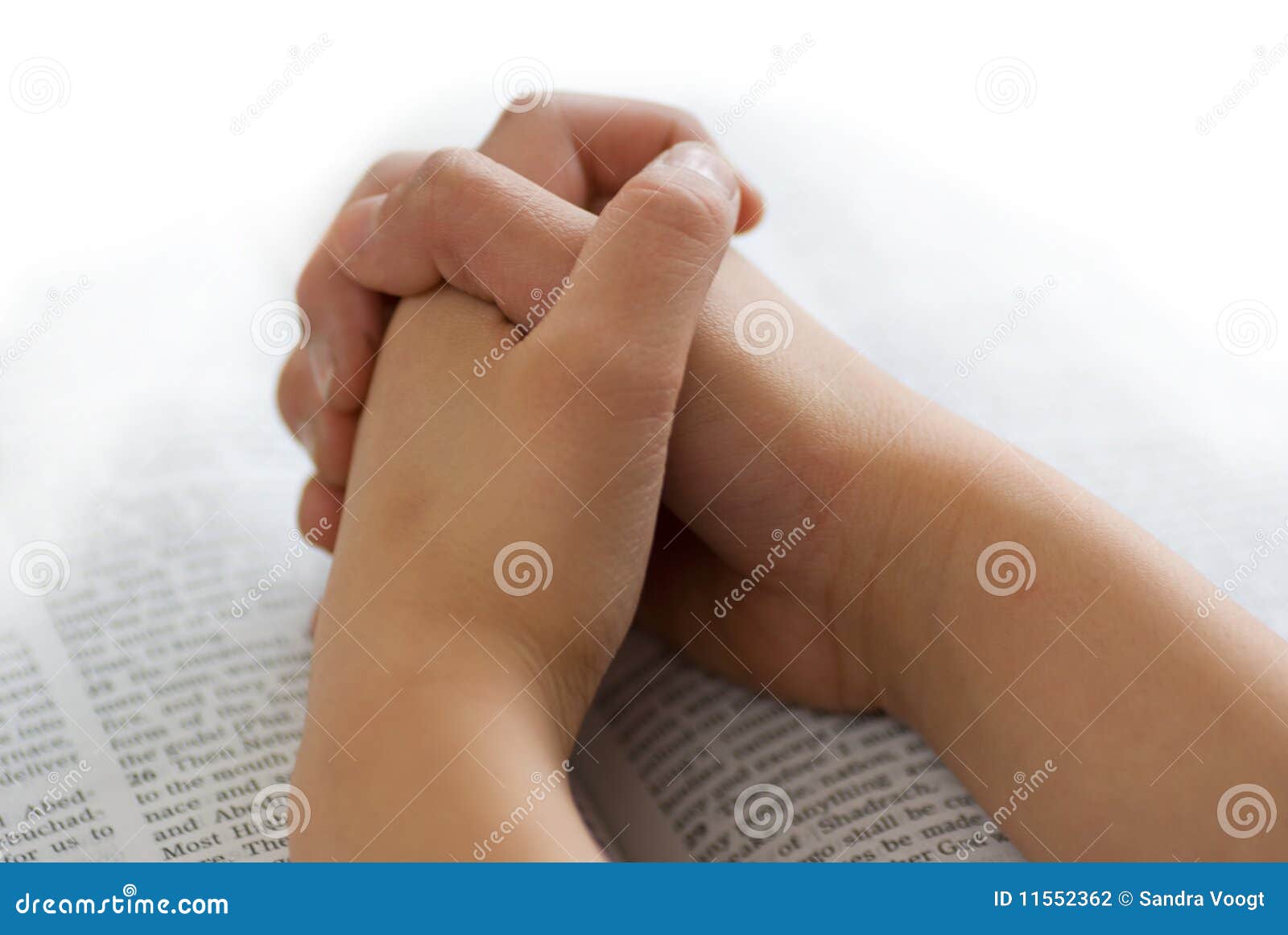 Het Bidden Handen Op Bijbel Stock Foto - Image of sluit, open: 11552362