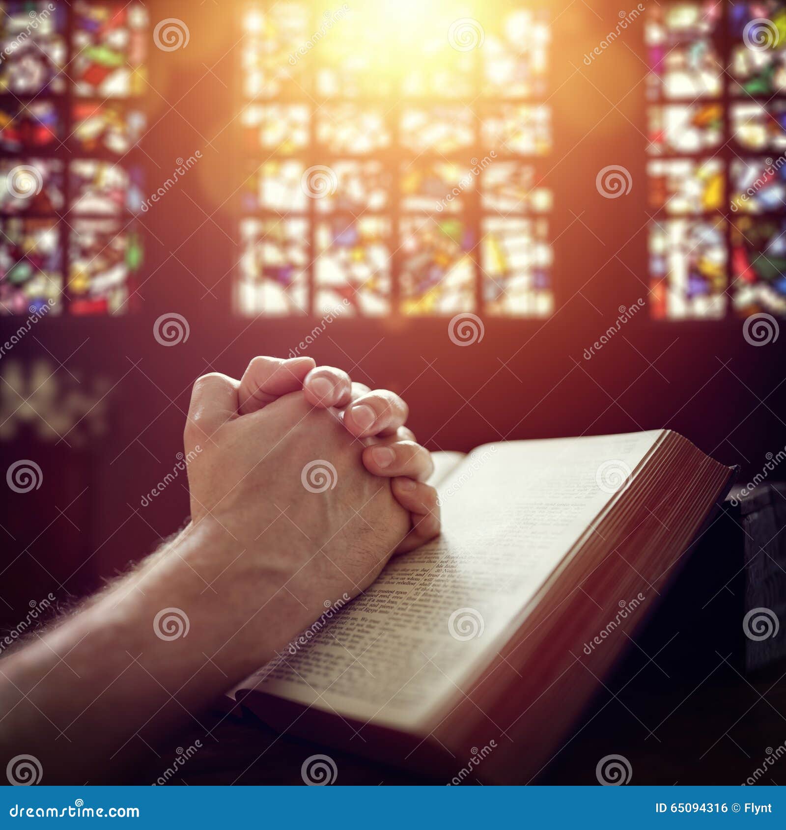Het Bidden Handen Op Een Heilige Bijbel Stock Foto - Image of mannetje ...
