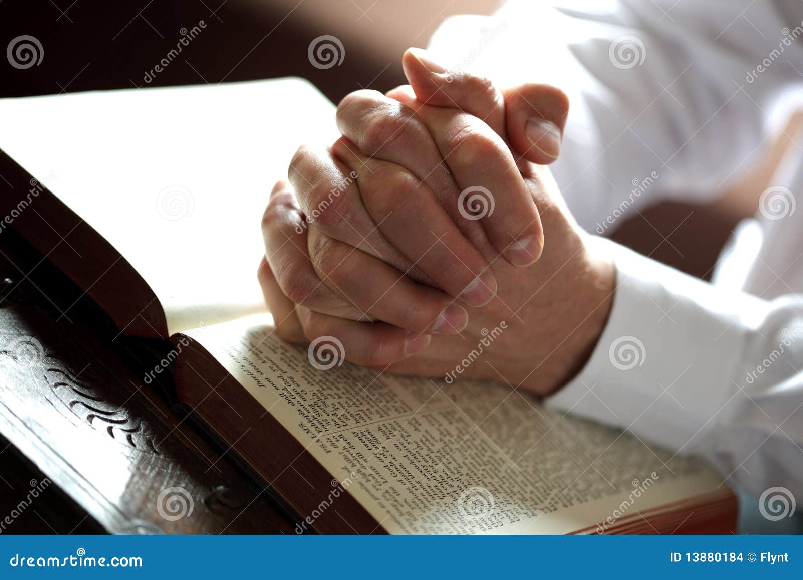 Het Bidden Handen Op Een Open Bijbel Stock Foto - Image of overweging ...