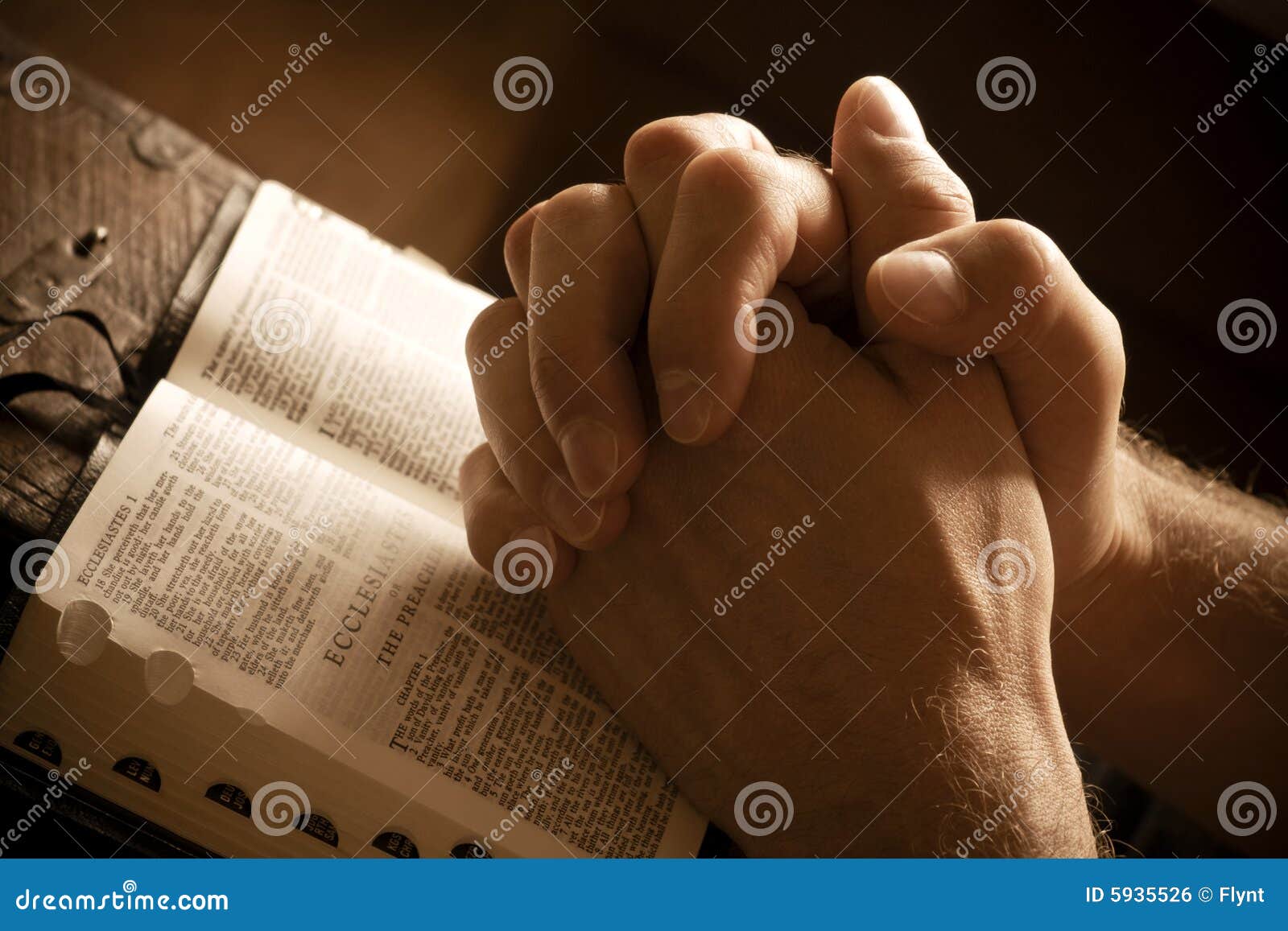 Het Bidden Handen Op Een Open Bijbel Stock Foto - Image of predikant ...