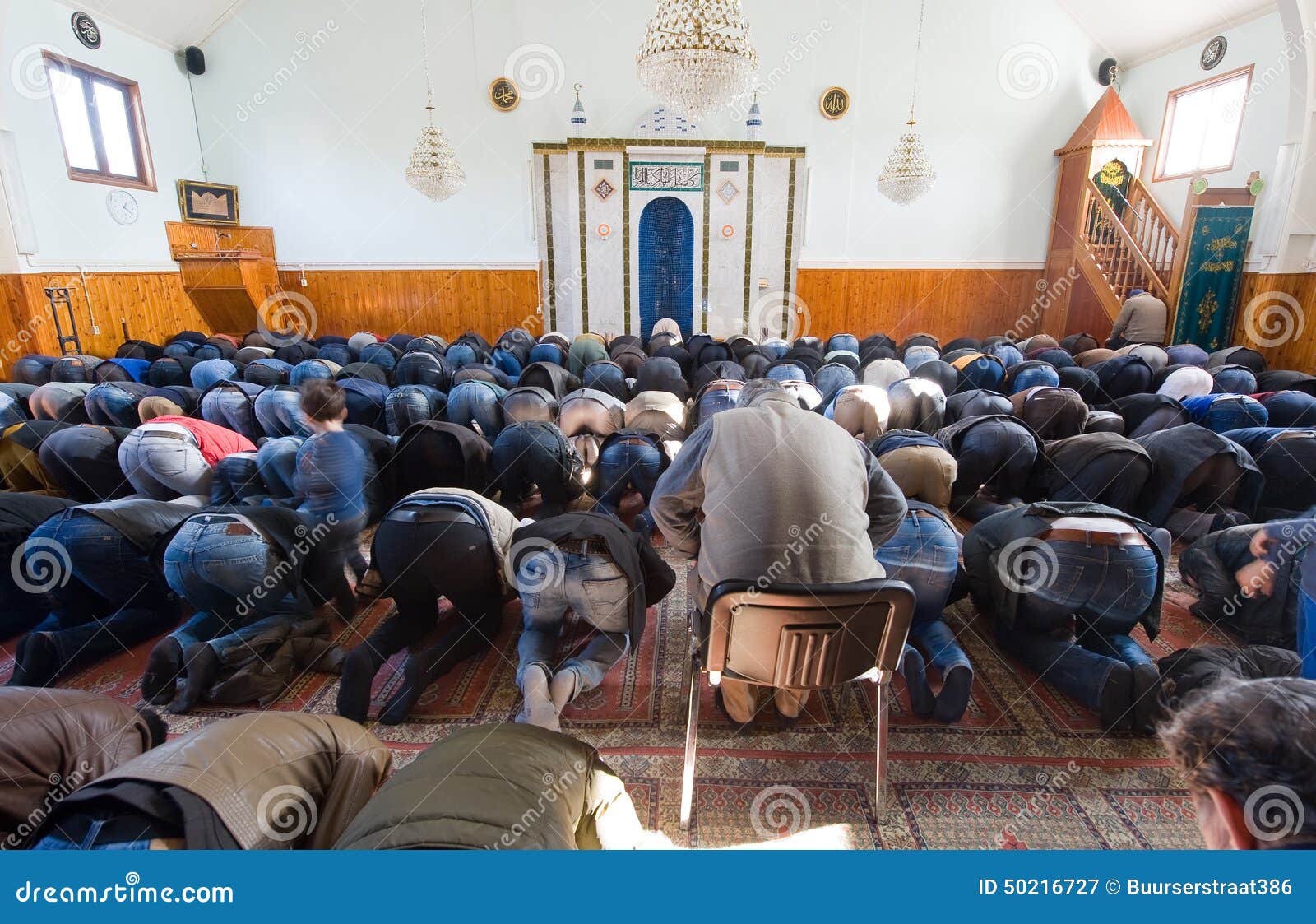 Het bidden in Moskee redactionele fotografie. Image of moskee - 50216727