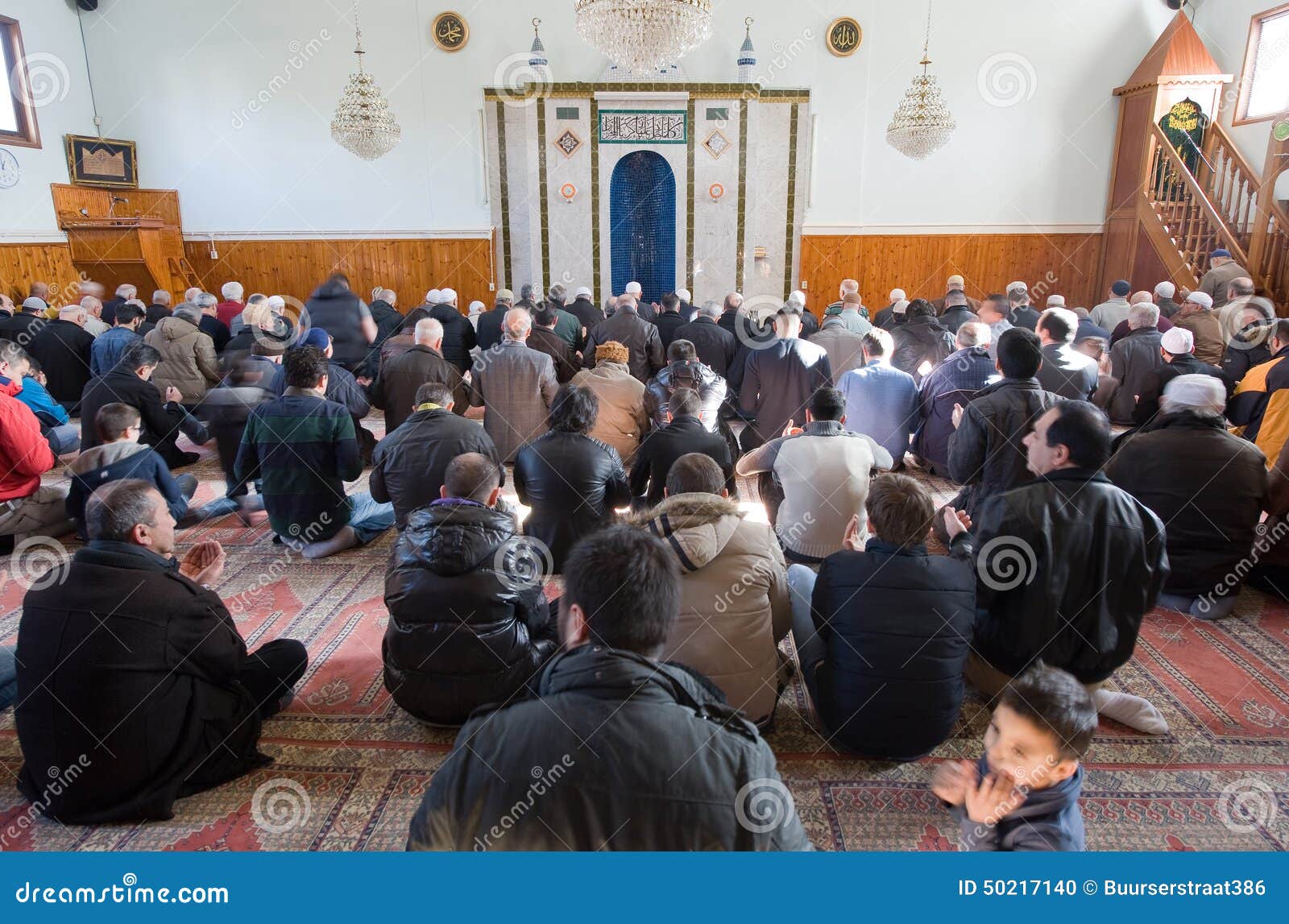 Het bidden in Moskee redactionele afbeelding. Image of heilig - 50217140