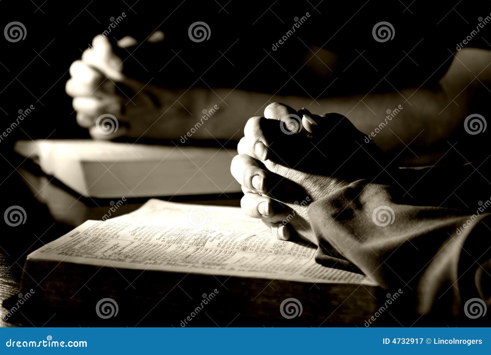 Het Bidden Van De Man & Van De Vrouw Bijbels (BW) Stock Afbeelding ...