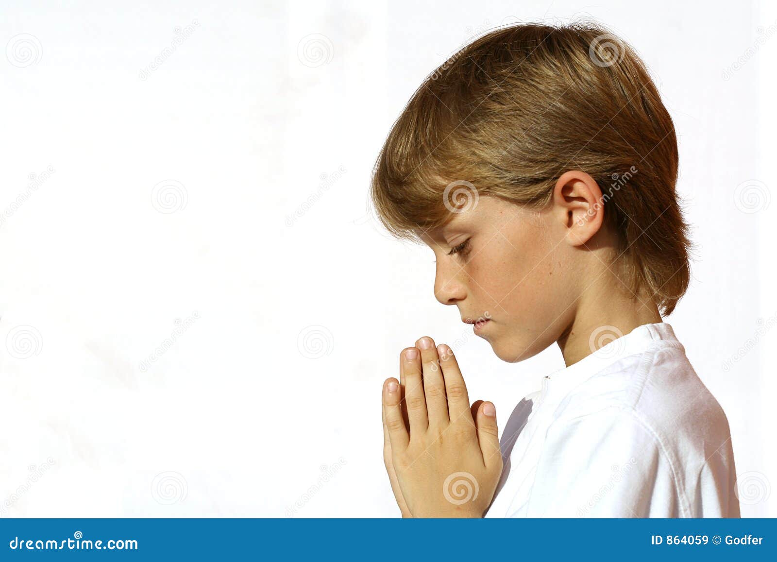 Het bidden van het kind stock afbeelding. Image of ruimte - 864059