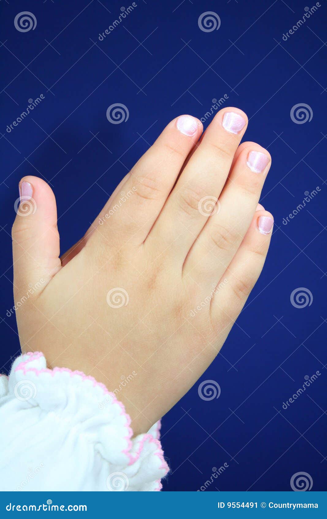 Het Bidden Van Het Kind Handen. Stock Afbeelding - Image of godsdienst ...