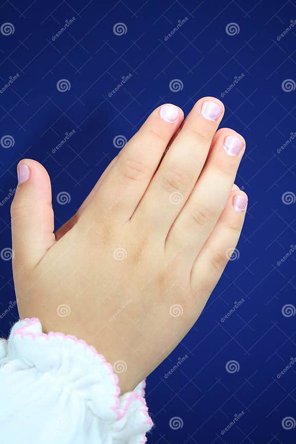 Het Bidden Van Het Kind Handen. Stock Afbeelding - Image of godsdienst ...