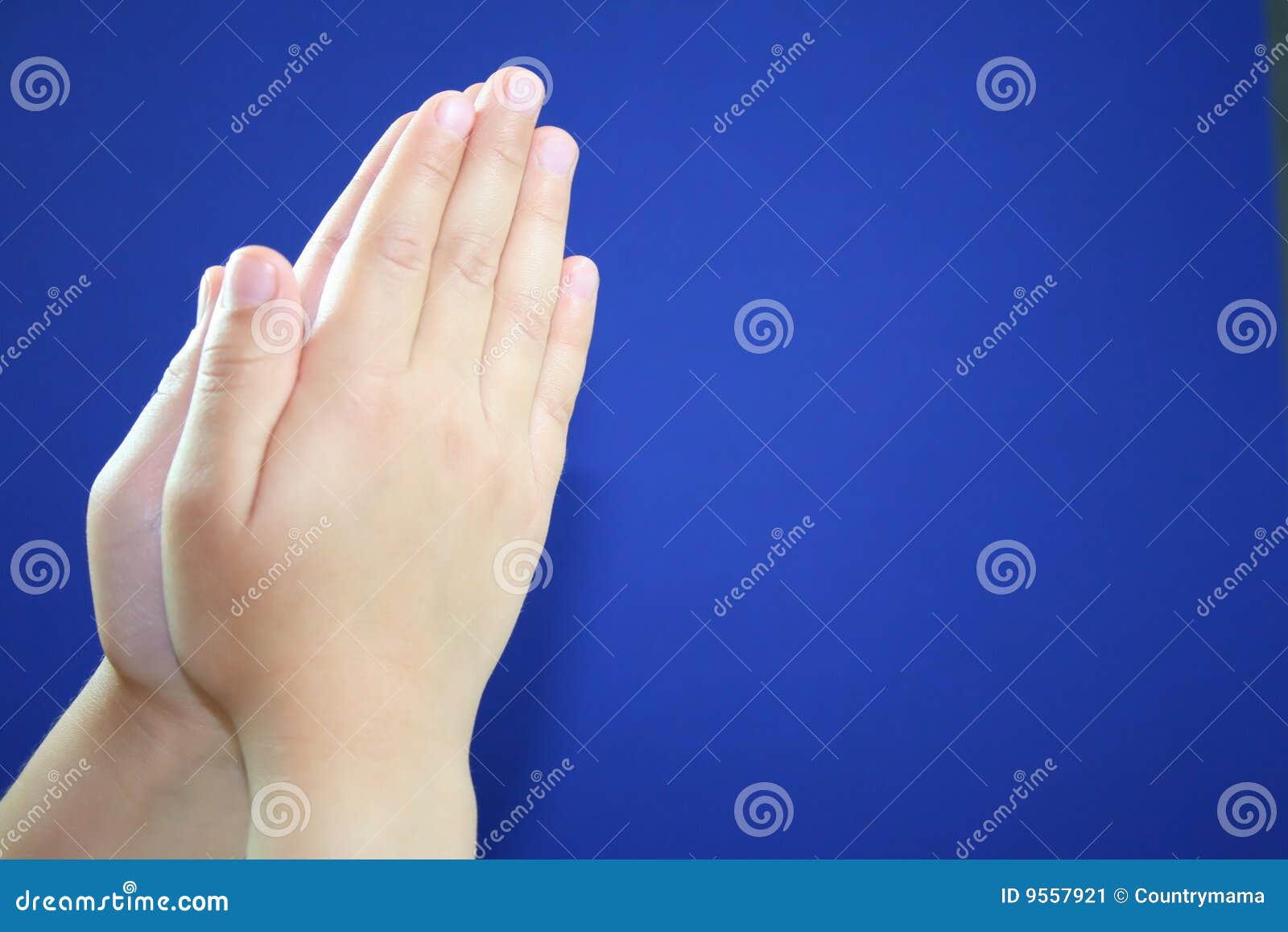 Het Bidden Van Het Kind Handen. Stock Afbeelding - Image of sierlijk ...