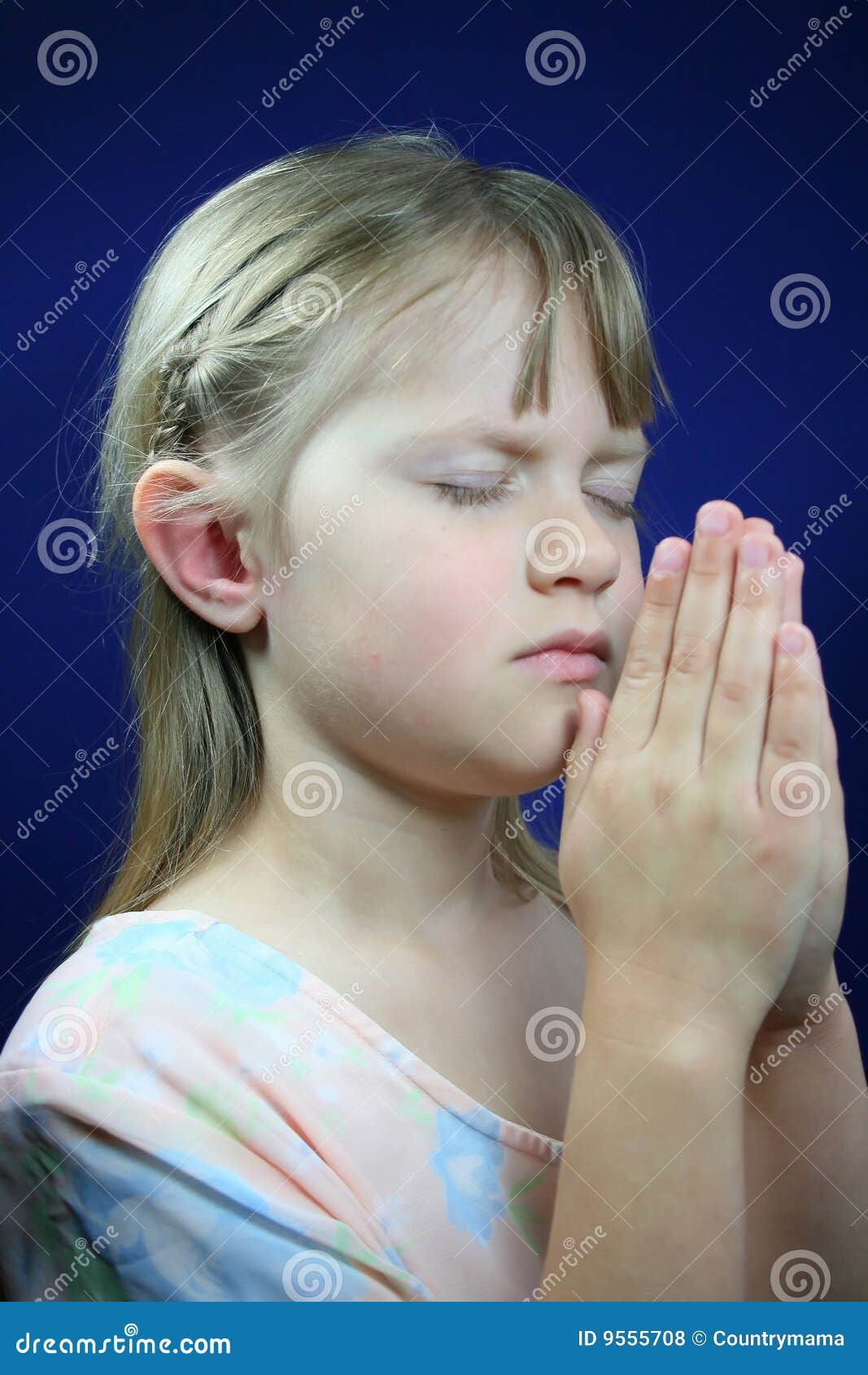Het bidden van het meisje. stock foto. Image of christen - 9555708