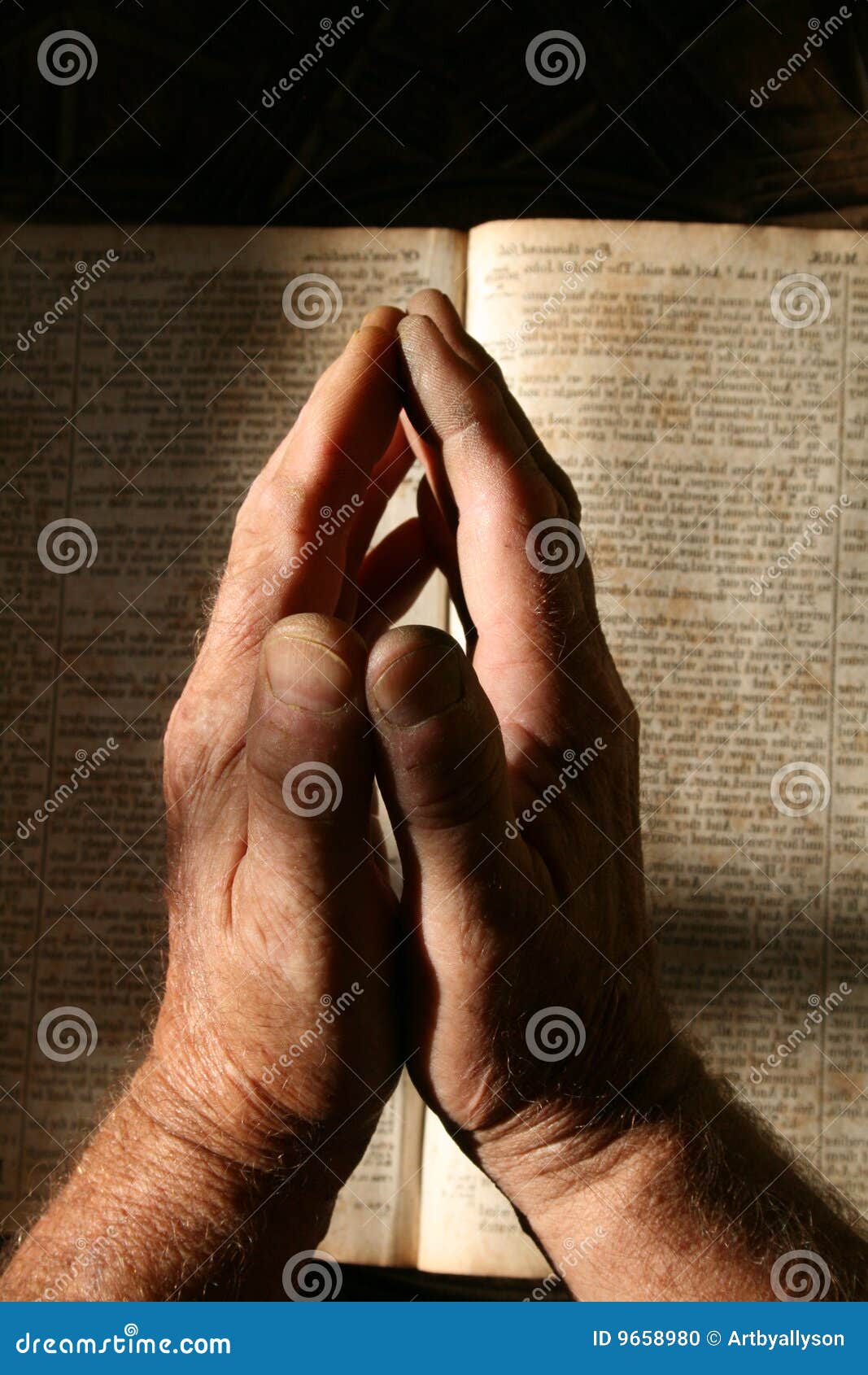 Het Bidden van oude Handen stock foto. Image of vingers - 9658980