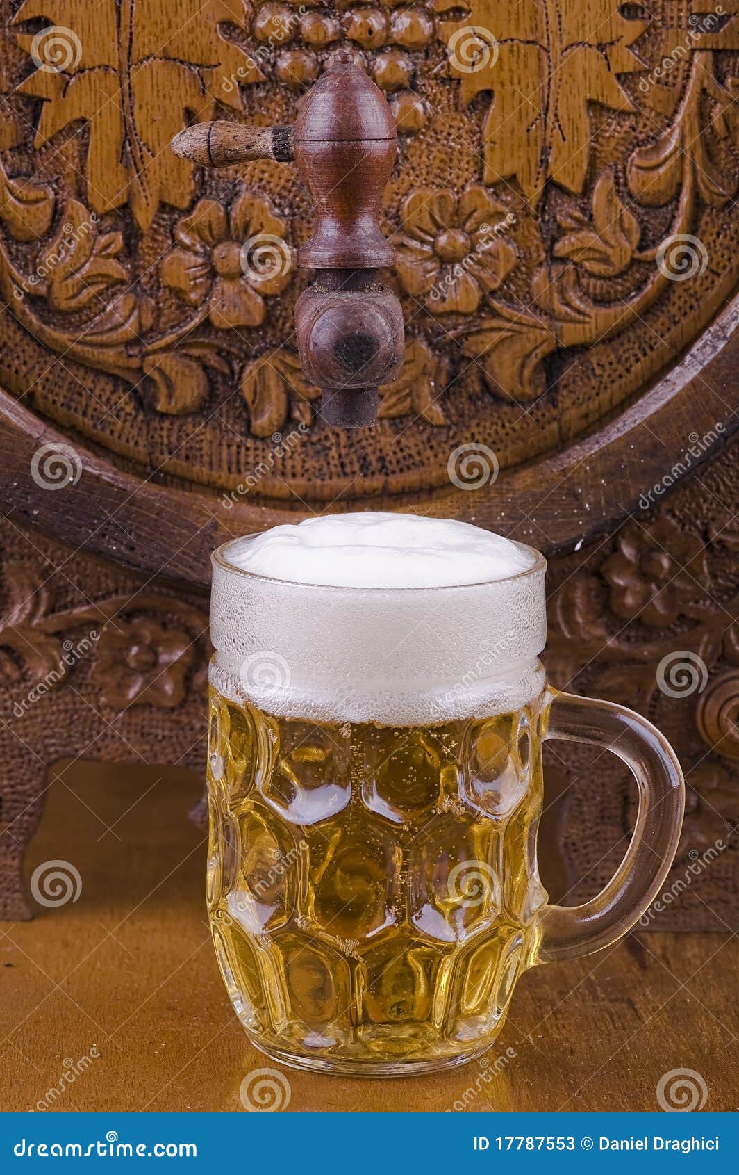 Het Bier Van Het Glas En Houten Vat Stock Afbeelding - Image of ...