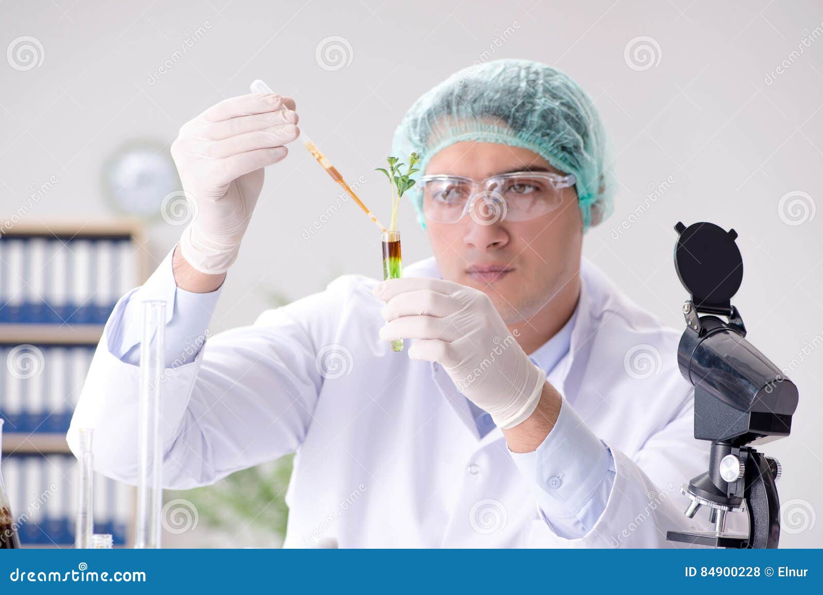 Het Biotechnologieconcept Met Wetenschapper in Laboratorium Stock Foto ...