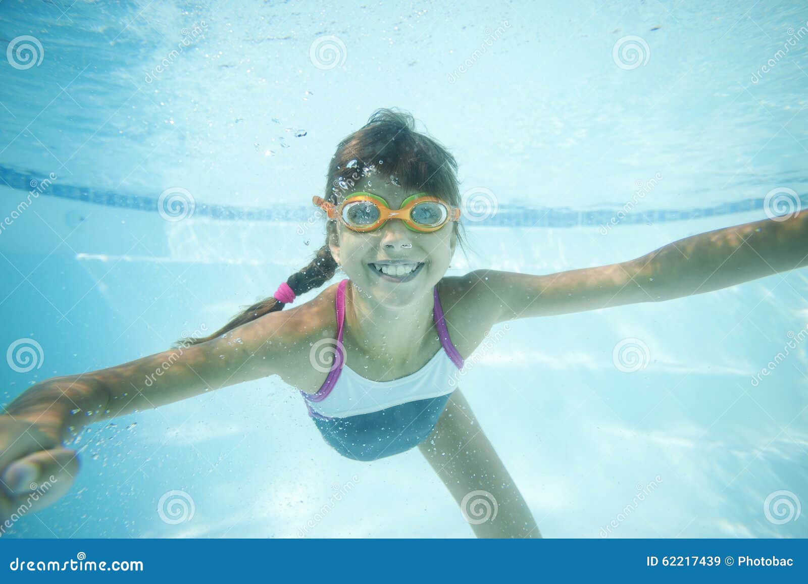 Het Blije Meisje Onderwater Zwemmen Stock Afbeelding - Image of ...