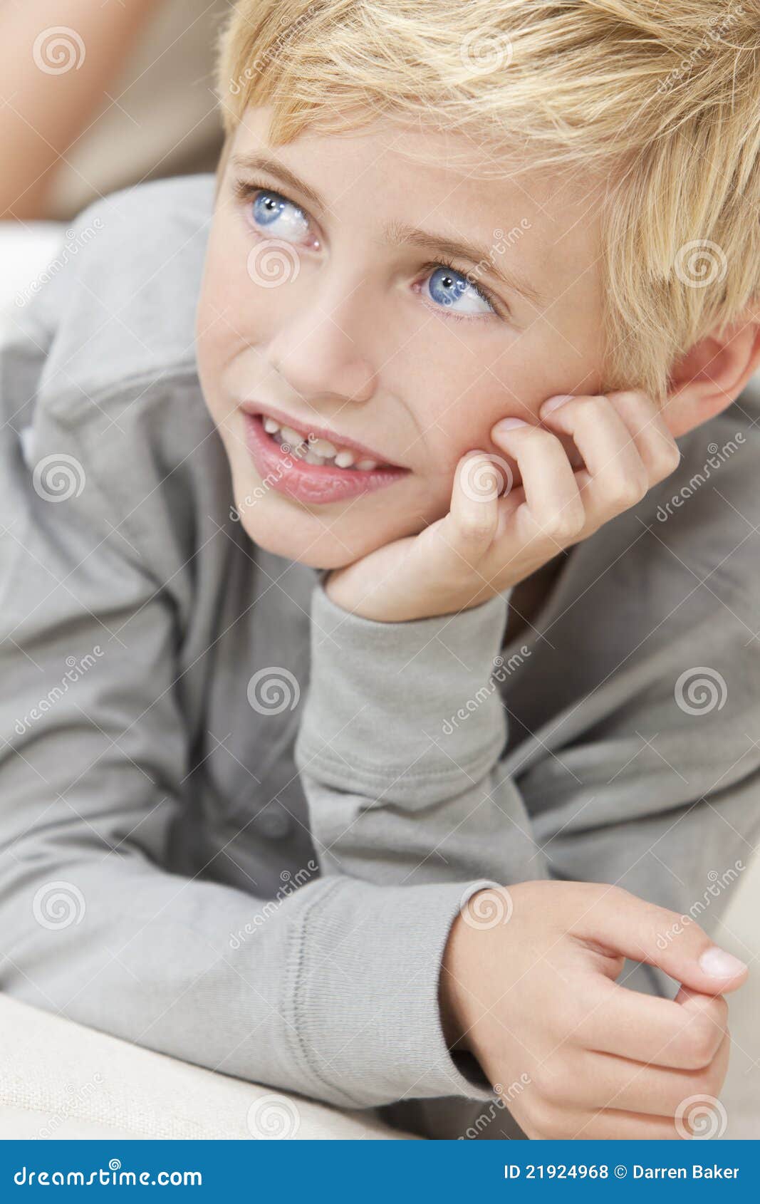 Het Blonde Rusten Van Het Kind Van De Jongen Van De Ogen Van Het Haar ...