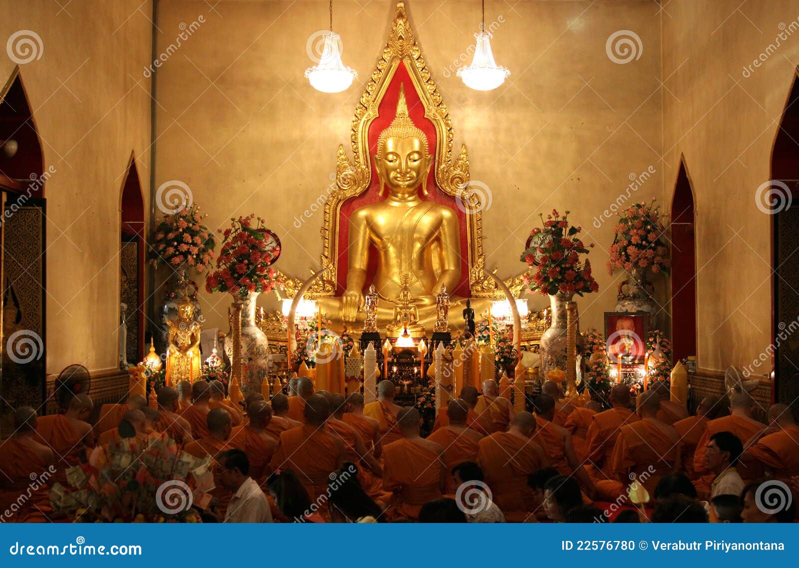 Het Boeddhistische Monniken Bidden Redactionele Afbeelding - Image of ...