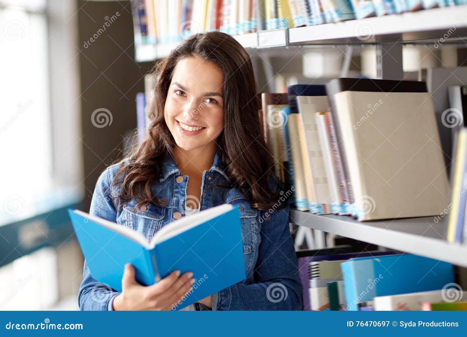 Het Boek Van De Het Meisjeslezing Van De Middelbare Schoolstudent Bij ... Het Boek Van De Het Meisjeslezing Van De Middelbare Schoolstudent Bij ...