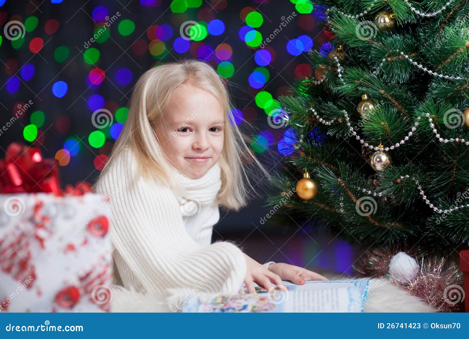Het Boek Van De Het Meisjeslezing Van Het Kind Onder Kerstboom Stock ... Het Boek Van De Het Meisjeslezing Van Het Kind Onder Kerstboom Stock ...