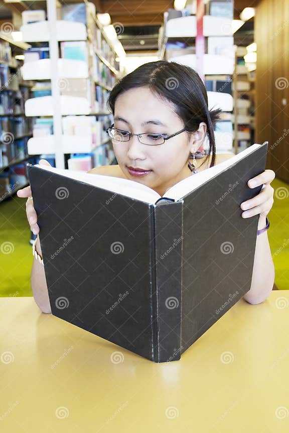 Het Boek Van De Het Meisjeslezing Van Nerd Bij Bibliotheek Stock ... Het Boek Van De Het Meisjeslezing Van Nerd Bij Bibliotheek Stock ...
